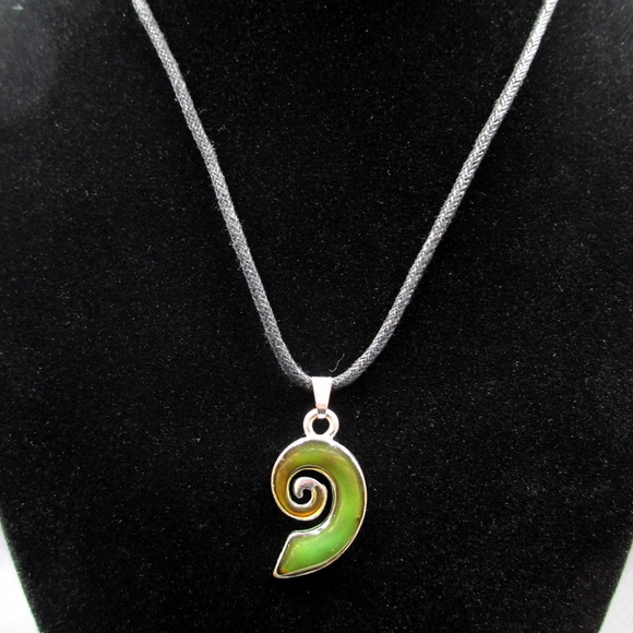 Jewelry | Vintage 18 Inch Green Shell Style Pendant Necklace | Poshmark